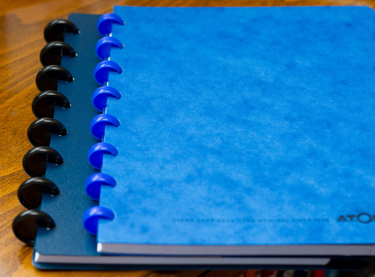 Atoma vs. M by Staples' Arc - Bleistift